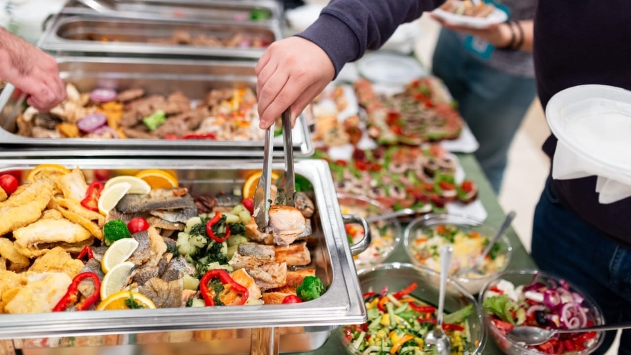 9 Foods to Steer Clear of at Buffets